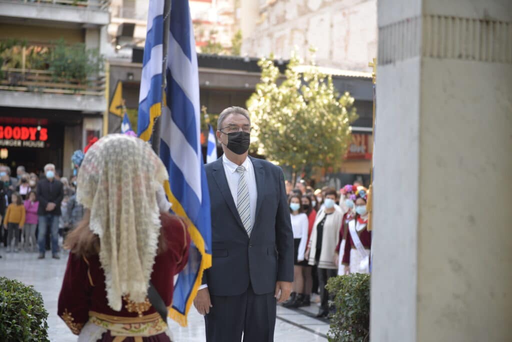 28η Οκτωβρίου: Κατάθεση στεφάνου από τον Τάκη Πετρόπουλο ΦΩΤΟ