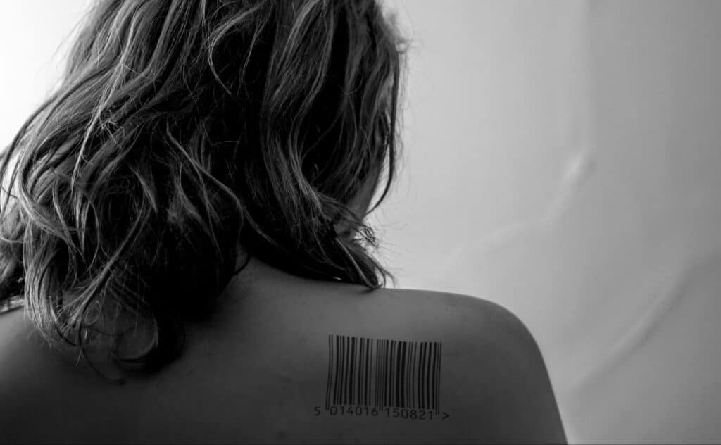 Εξάρθρωση κυκλώματος trafficking: «Οι γυναίκες ήταν φυλακισμένες μέσα ...