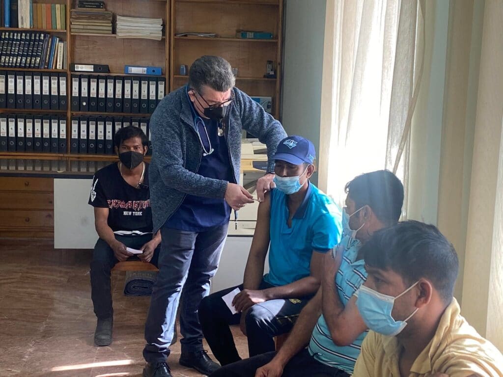 Νέα Μανωλάδα: Εμβολιάστηκαν 150 εργάτες γης - Συνεχίζεται η ...