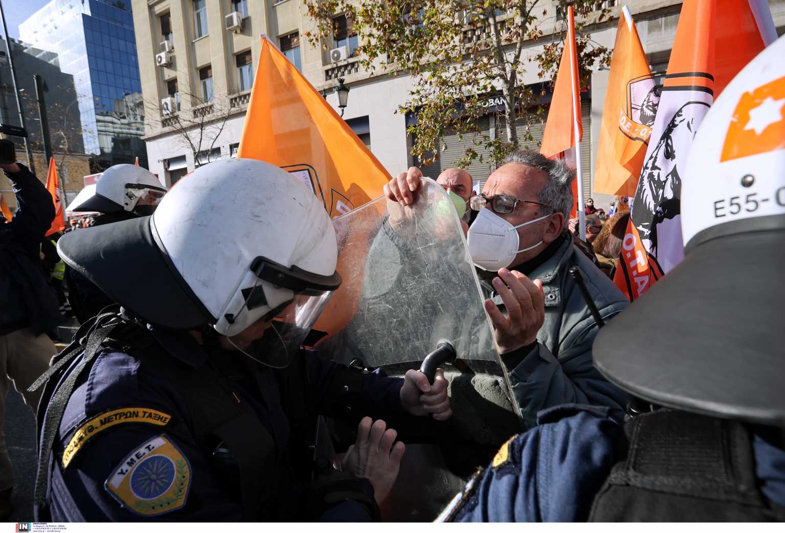 ΠΟΕΔΗΝ: Επεισόδια και δακρυγόνα στη συγκέντρωση των υγειονομικών ...