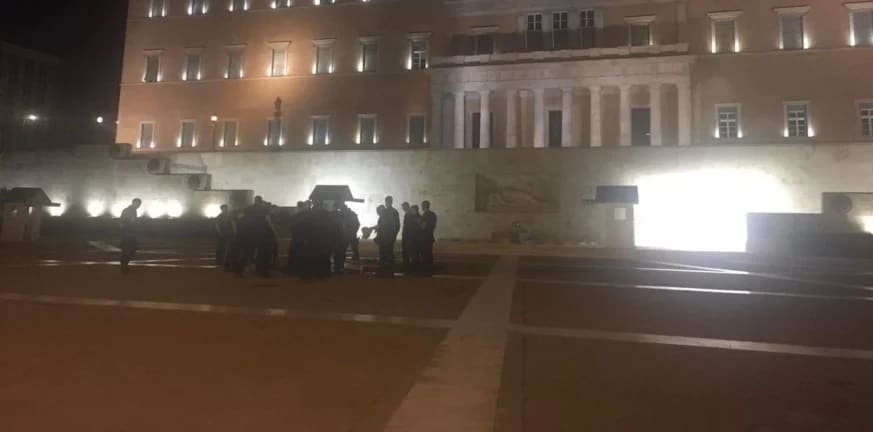 Eνοπλος απειλούσε να ανοίξει πυρ στο Σύνταγμα - Μεγάλη αστυνομική ...