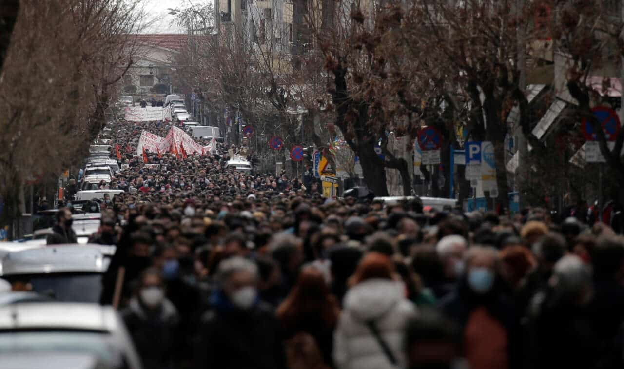 Θεσσαλονίκη: Πορεία φοιτητών μετά τα επεισόδια στο ΑΠΘ - Πανό και ...