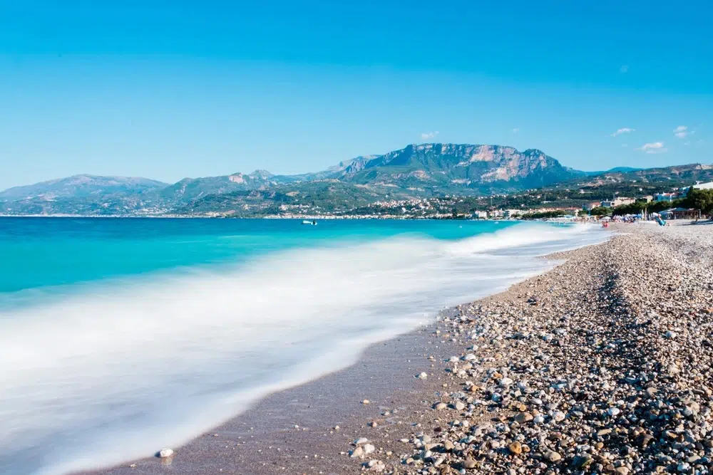 Ακράτα: Η παραλία στην Πελοπόννησο για δροσερές βουτιές