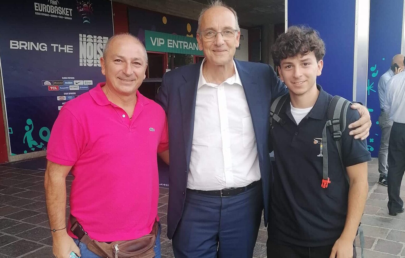 Με υψωμένες γροθιές πανηγύρισε το ρεκόρ του Γιάννη ο Βαγγέλης Λιόλιος ...