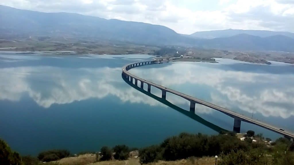 Κοζάνη: Βρέθηκε αυτοκίνητο μέσα στη λίμνη Πολυφύτου – Εξετάζεται αν ...
