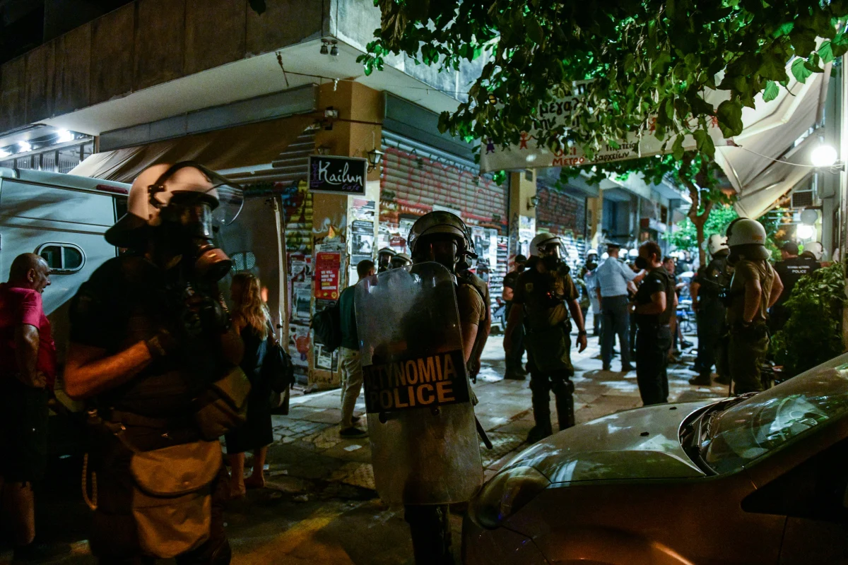 Εξάρχεια: Καταγγελία για ξυλοδαρμό πατέρα από αστυνομικούς μπροστά στο ...