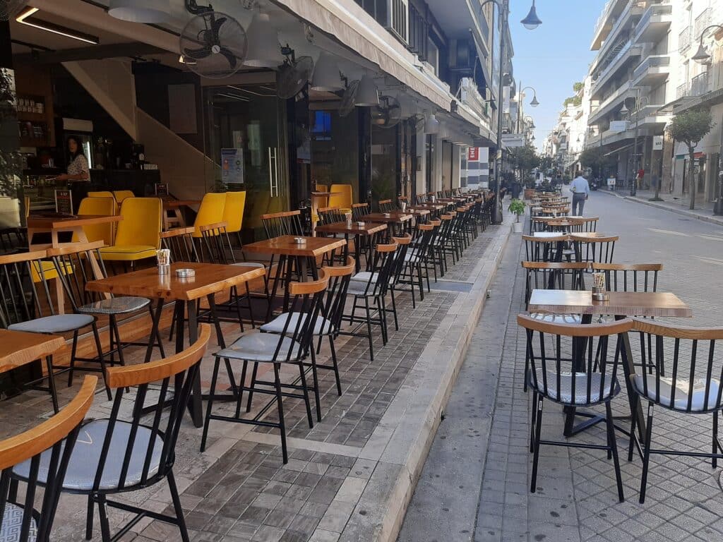Πάτρα: Τα τραπεζάκια... ακόμα πιο έξω - Τα οφέλη της εστίασης και οι ...