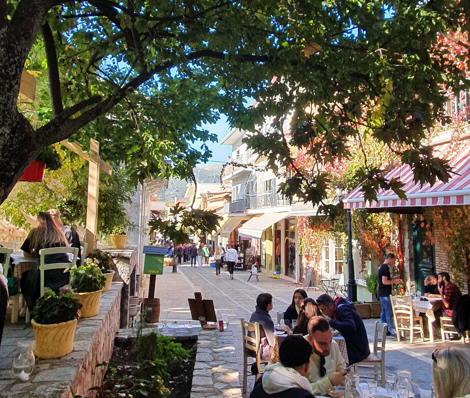 Γέμισαν με κόσμο Καλάβρυτα και Ναύπακτος για το τριήμερο - Ανεβαίνει ...