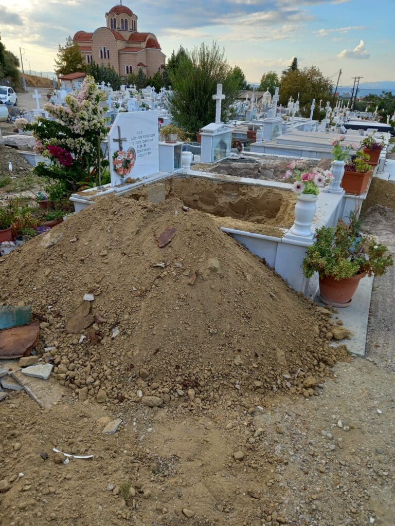 Καμίνια Αχαΐας: Ξεθάβουν τους νεκρούς τους από το Νεκροταφείο για να ...