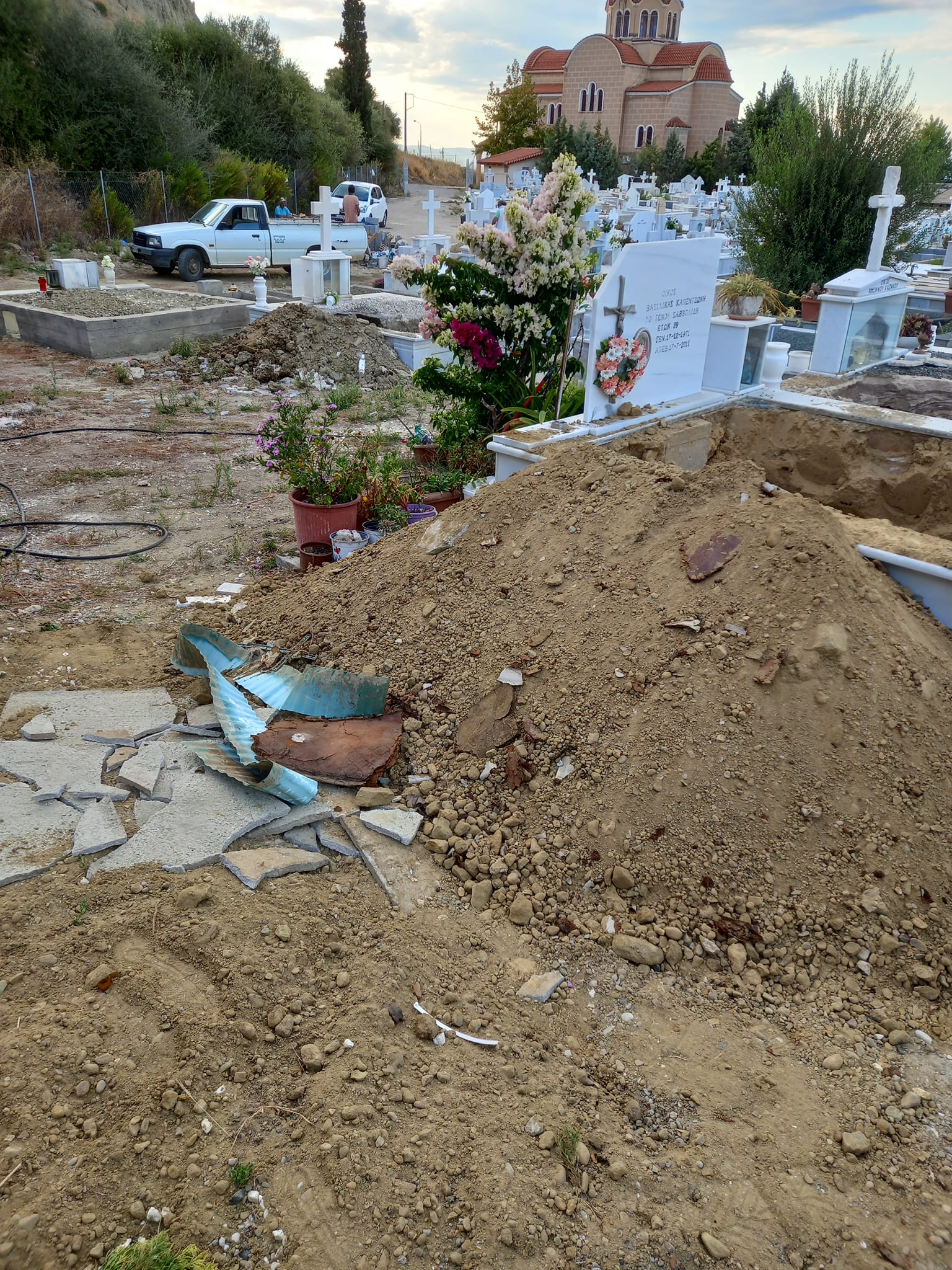ΑΠΙΣΤΕΥΤΕΣ ΣΚΗΝΕΣ ΕΞΩ ΑΠΟ ΤΗΝ ΠΑΤΡΑ: Ξεθάβουν νεκρούς και ξανακάνουν ...