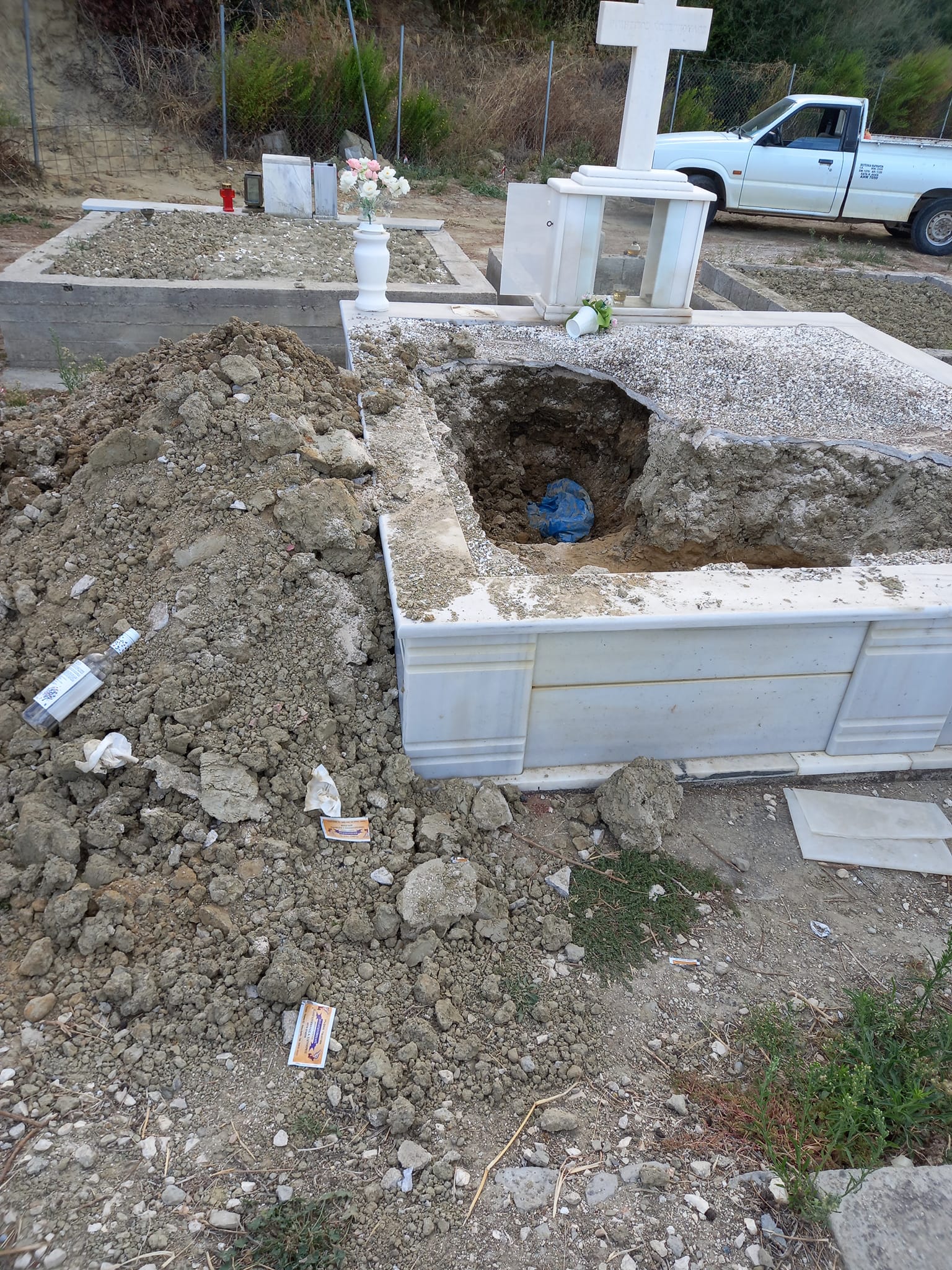 ΑΠΙΣΤΕΥΤΕΣ ΣΚΗΝΕΣ ΕΞΩ ΑΠΟ ΤΗΝ ΠΑΤΡΑ: Ξεθάβουν νεκρούς και ξανακάνουν ...