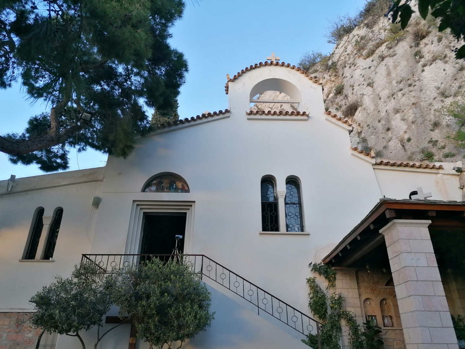 Κλειστοί οι Άγιοι Ισίδωροι Λυκαβηττού - Τέλος ο «θαυματοποιός» πατήρ ...