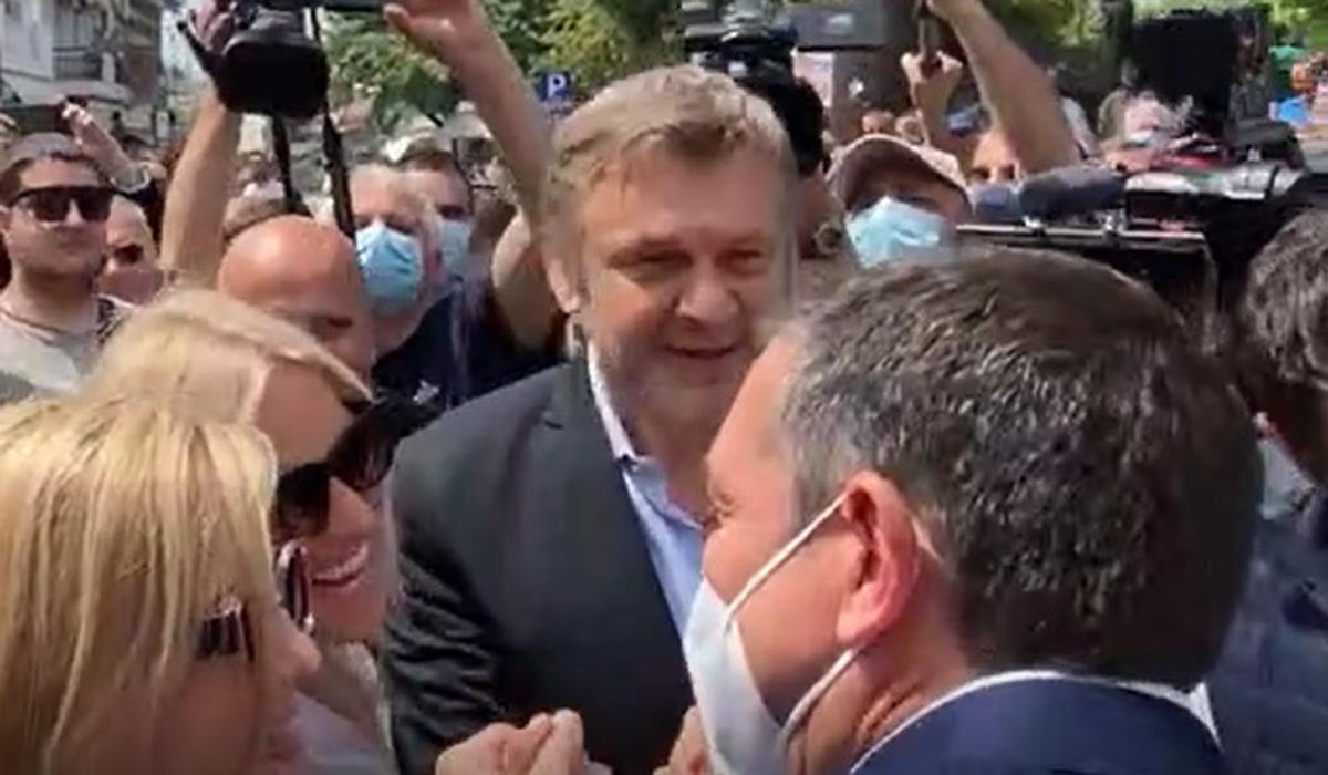 Ο Απόστολος Γκλέτσος «αποθεώνει» Τσίπρα : «Να τος, να τος ο ...