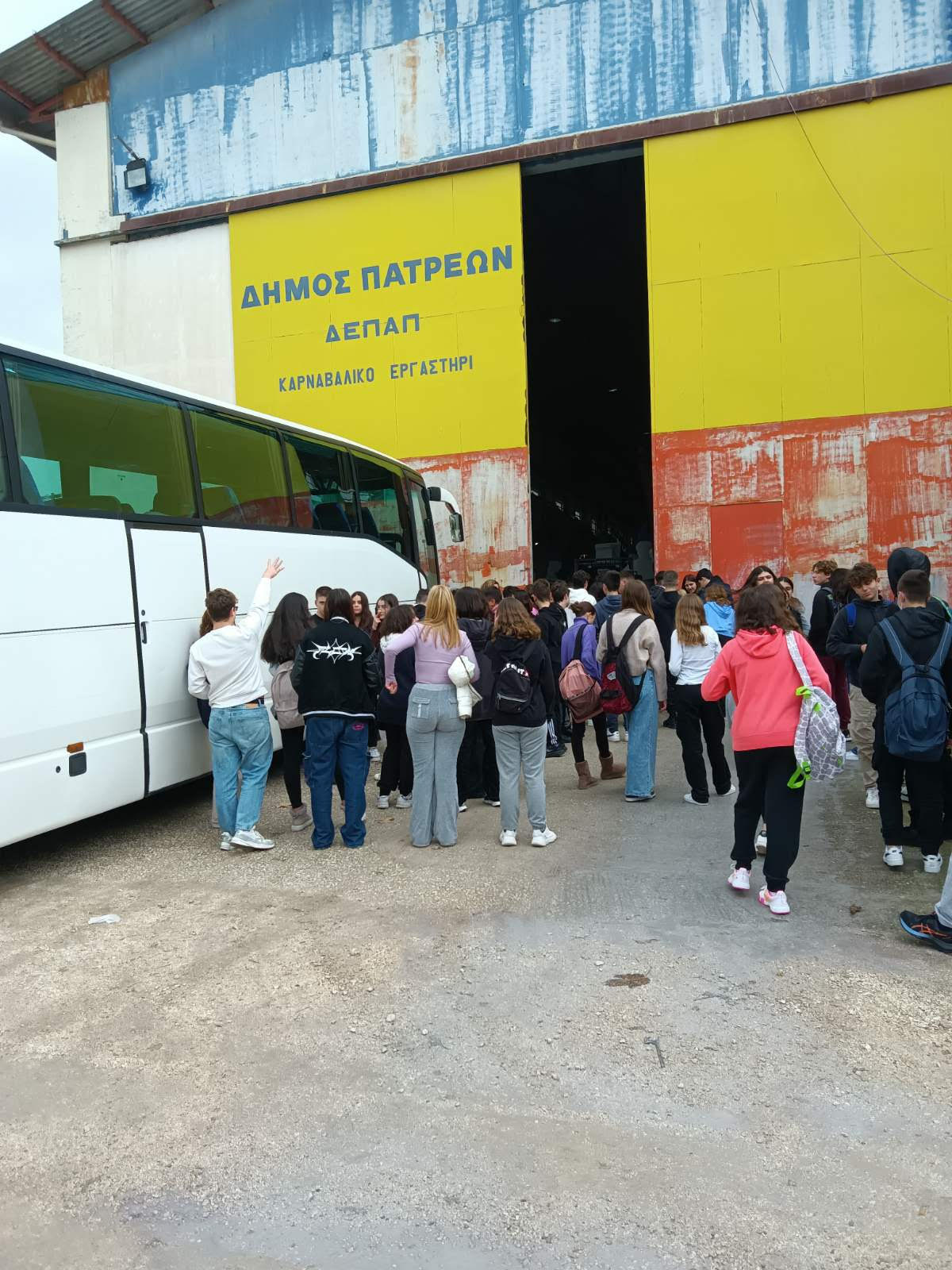 Πάτρα: Εκπαιδευτική επίσκεψη του Γυμνασίου Καστριτσίου στο Καρναβαλικό ...