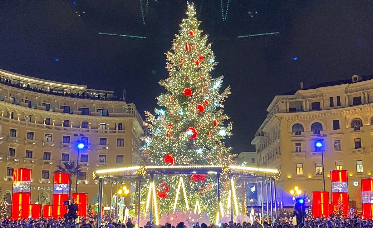 Θεσσαλονίκη: Φωταγωγήθηκε το Χριστουγεννιάτικο δέντρο στην πλατεία ...