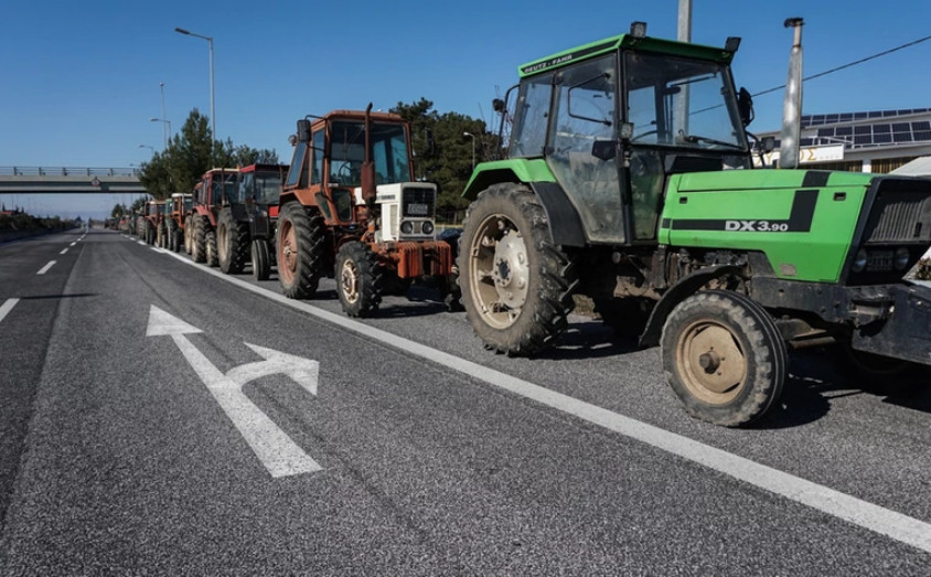 Θεσσαλία: Σκληραίνουν τη στάση τους οι αγρότες - Ενισχύονται τα μπλόκα