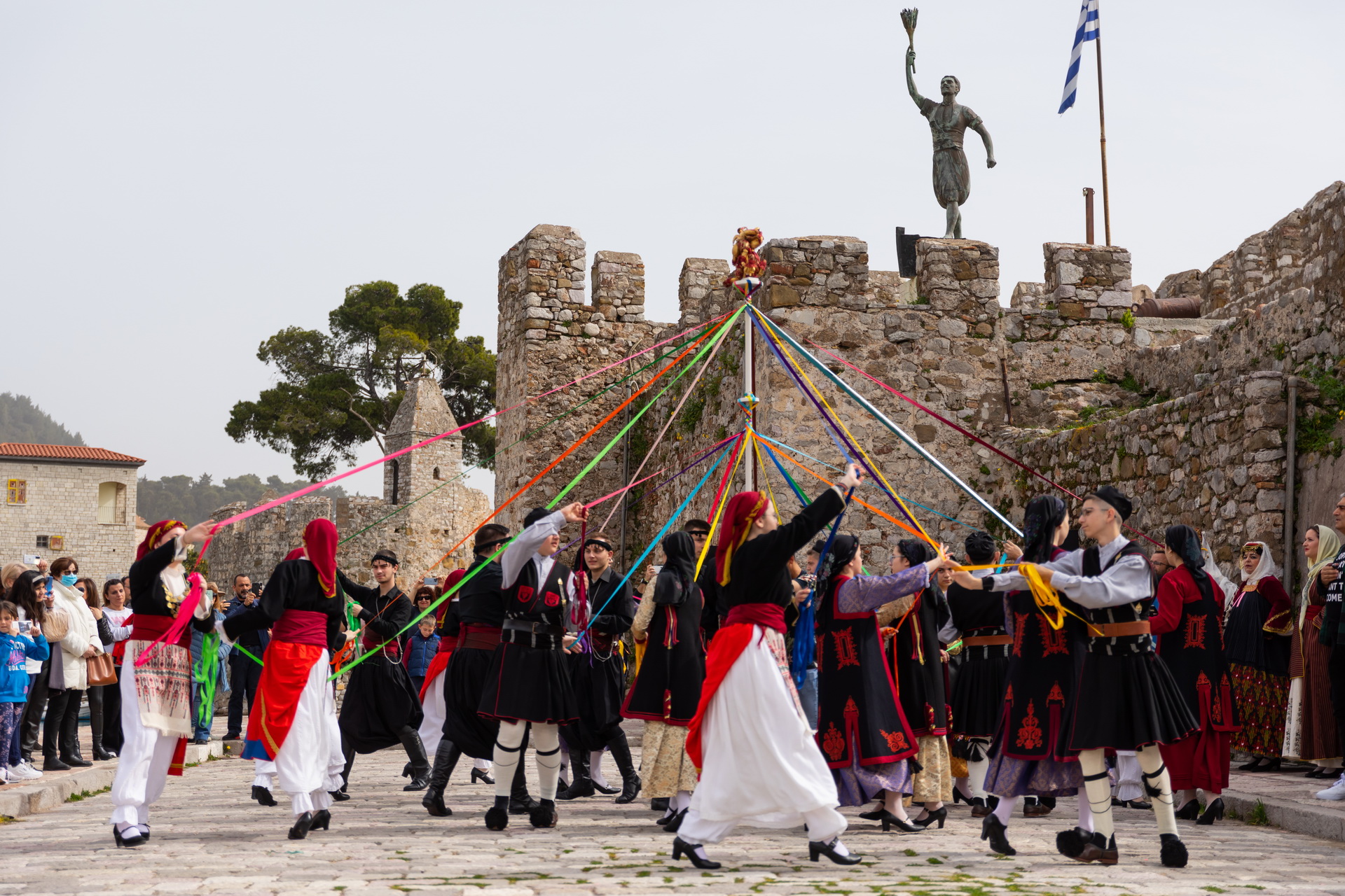 Ναύπακτος: Με παραδοσιακό γαϊτανάκι στο Ενετικό λιμάνι γιόρτασε την ...