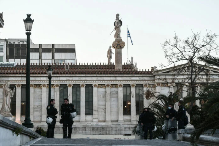 ΕΚΠΑ: ΒΙΝΤΕΟ - ΝΤΟΚΟΥΜΕΝΤΟ από τον διάλογο αστυνομικών με καταληψίες ...
