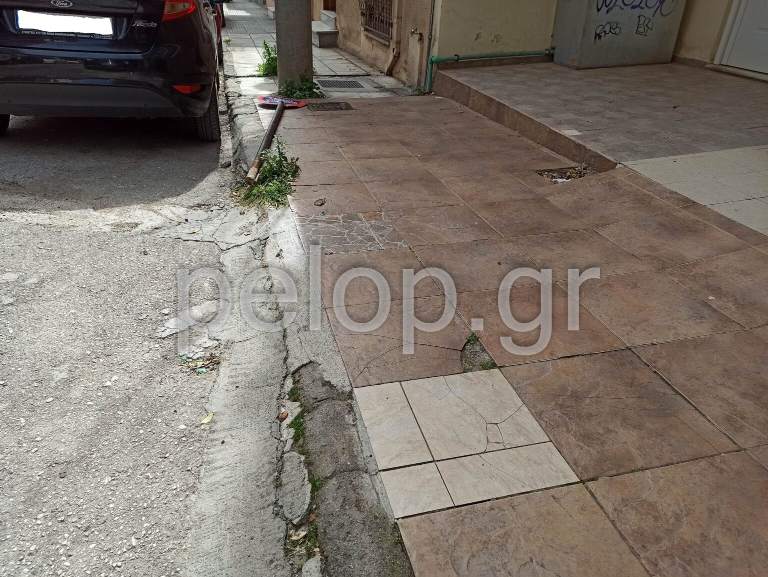 Πάτρα: Απαγορεύεται η στάθμευση; Γκρεμίζεις την πινακίδα και ...