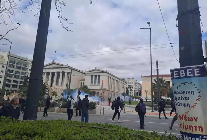 Νέα ένταση στα Προπύλαια: Συμπλοκές, χημικά και κρότου – λάμψης | ΕΙΔΗΣΕΙΣ