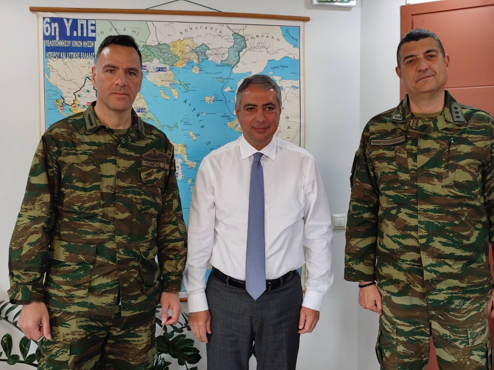 6η ΥΠΕ: Επίσκεψη στο γραφείο του Γιάννη Καρβέλη από τον νέο Διοικητή ...