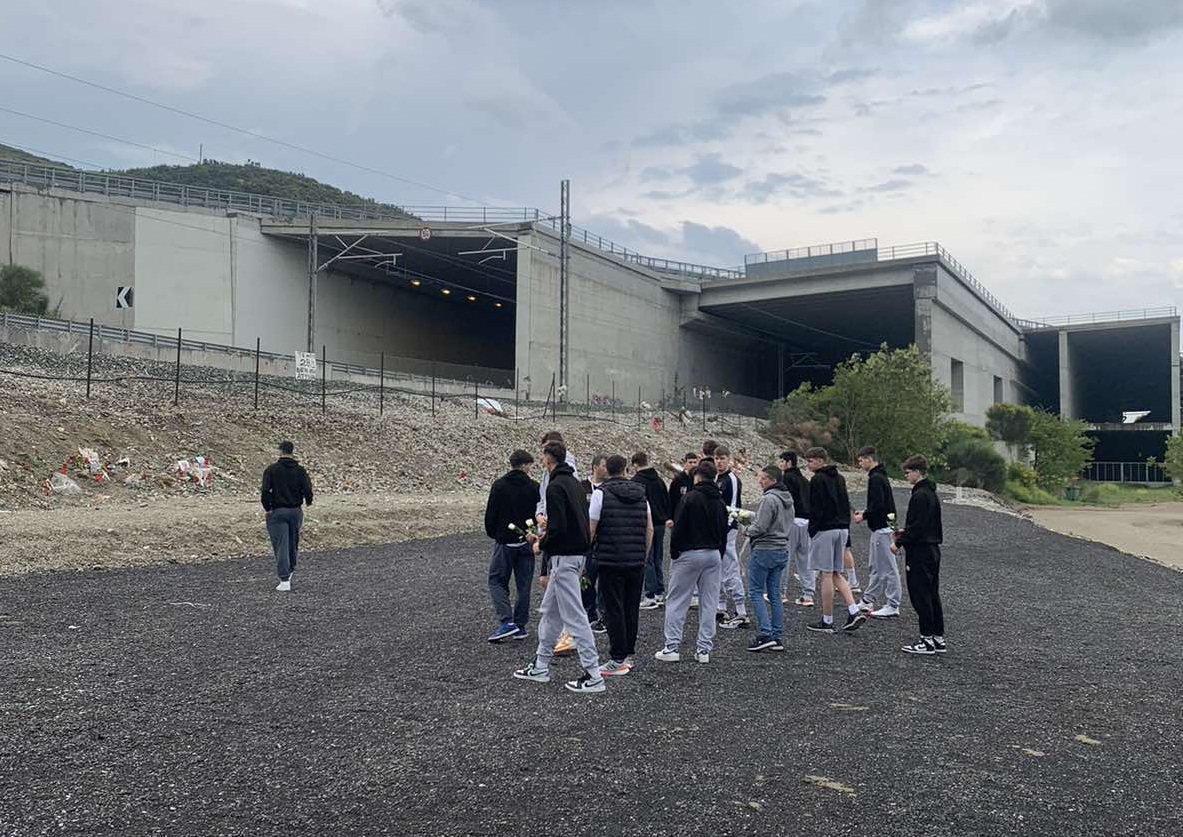 Οι Εφηβοι του Προμηθέα φόρο τιμής στα Τέμπη - Φωτογραφίες | ΕΙΔΗΣΕΙΣ