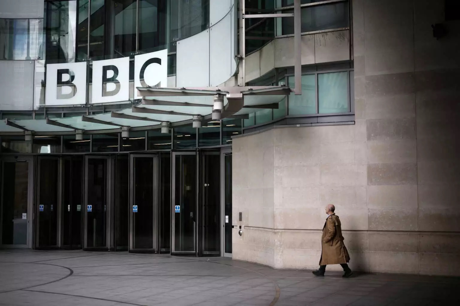 Υπόθεση παρουσιαστή BBC - Ο δικηγόρος του νεαρού αμφισβητεί τα όσα ...