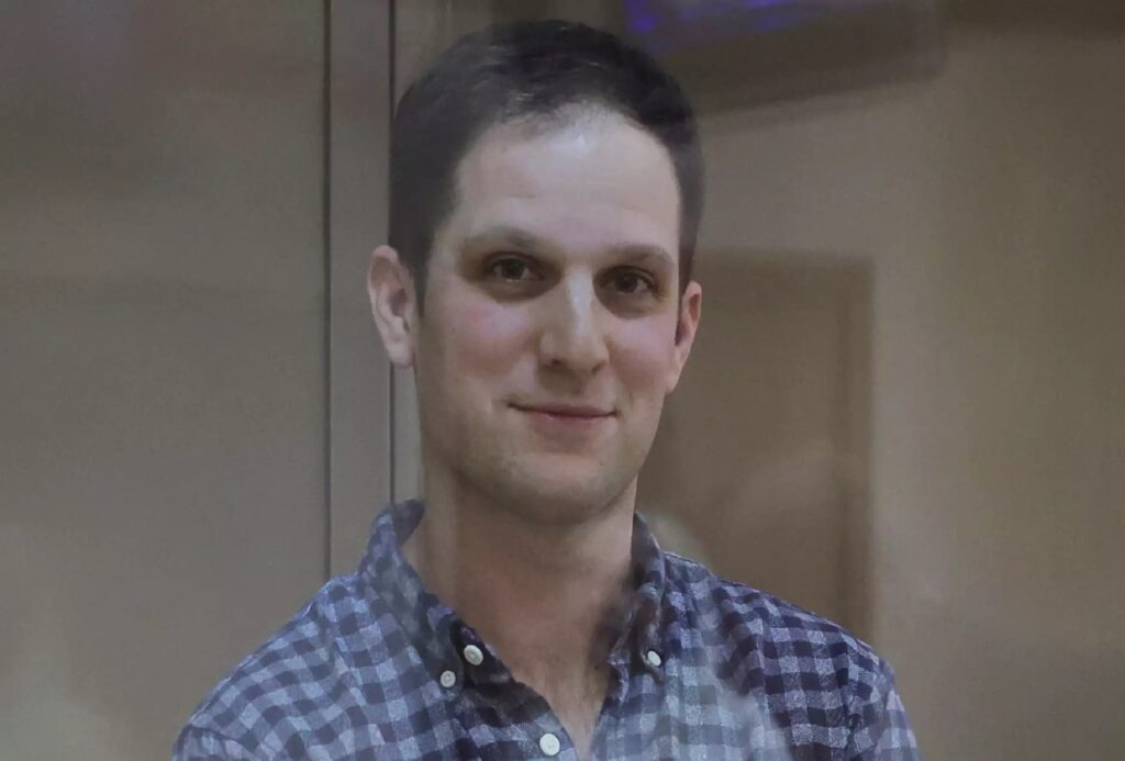 Έβαν Γκέρσκοβιτς - Ρωσία: Μέσα σε γυάλινο κλουβί ο κρατούμενος ...