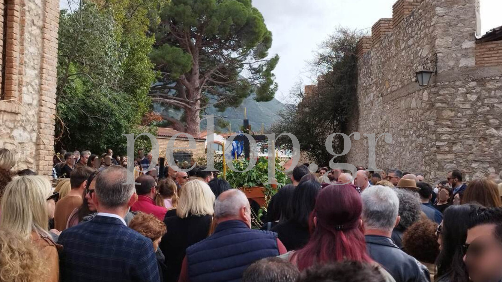 Πάτρα: Ξεκίνησαν σε κλίμα κατάνυξης οι πρώτες περιφορές του Επιταφίου ...
