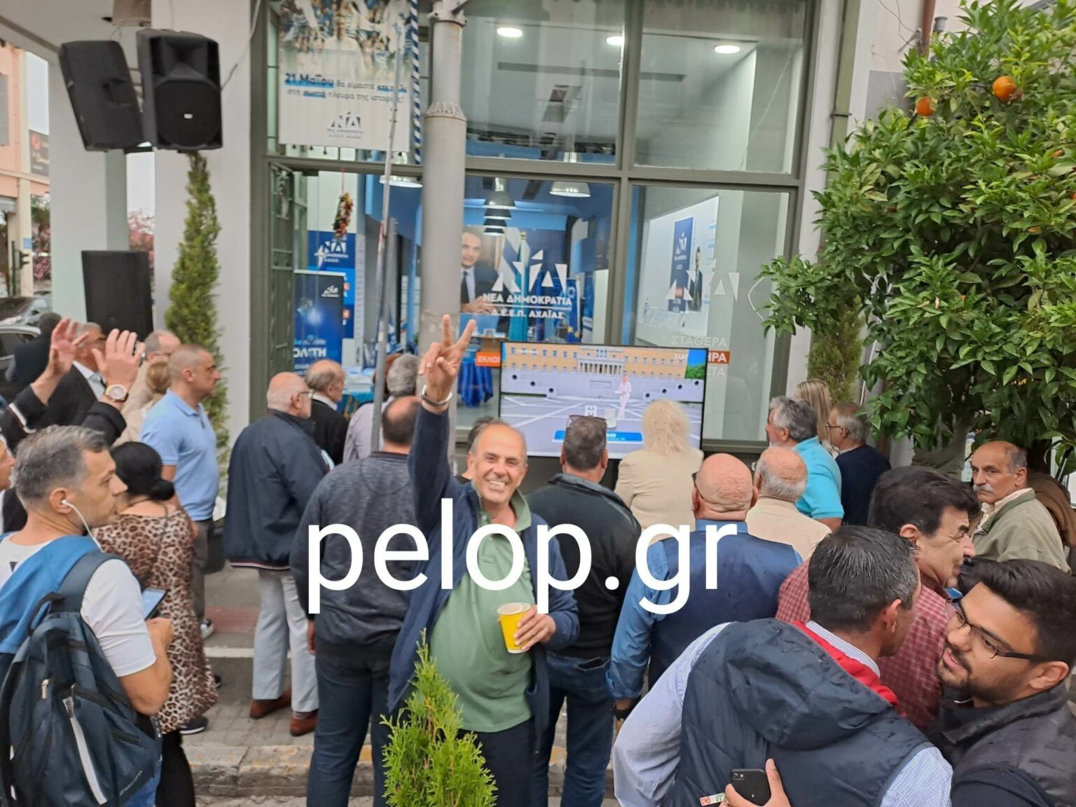 Εκλογές 2023 - Πάτρα: Ξέφρενοι πανηγυρισμοί υπό βροχή στο εκλογικό ...