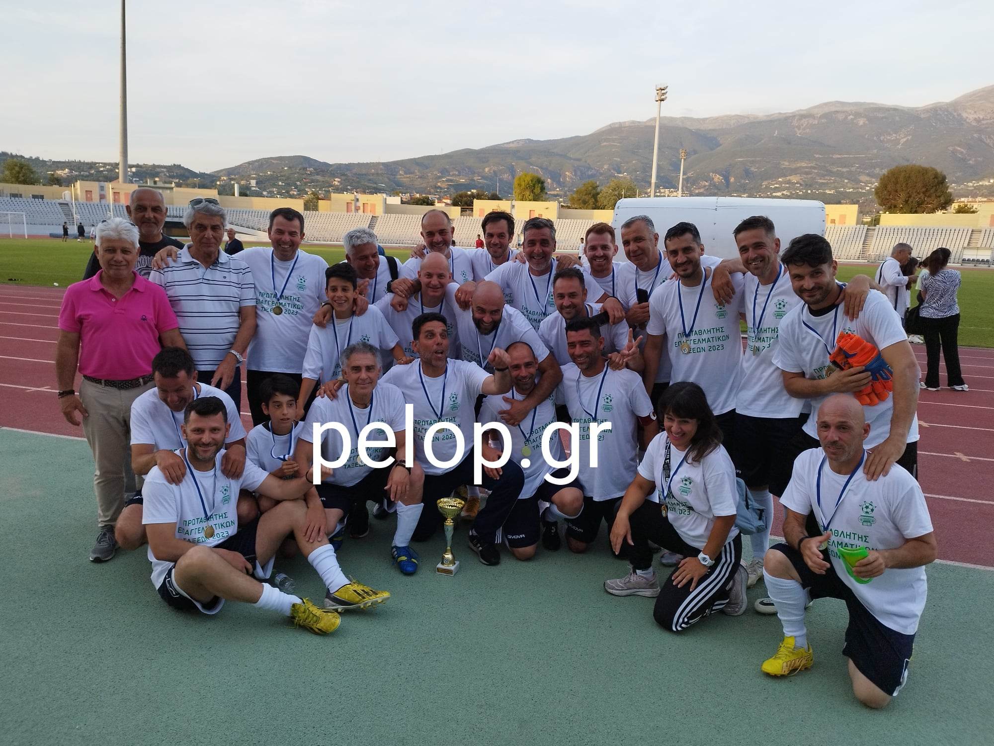 Οι προπoνητές ποδοσφαίρου κατέκτησαν την κούπα στο πρωτάθλημα ...