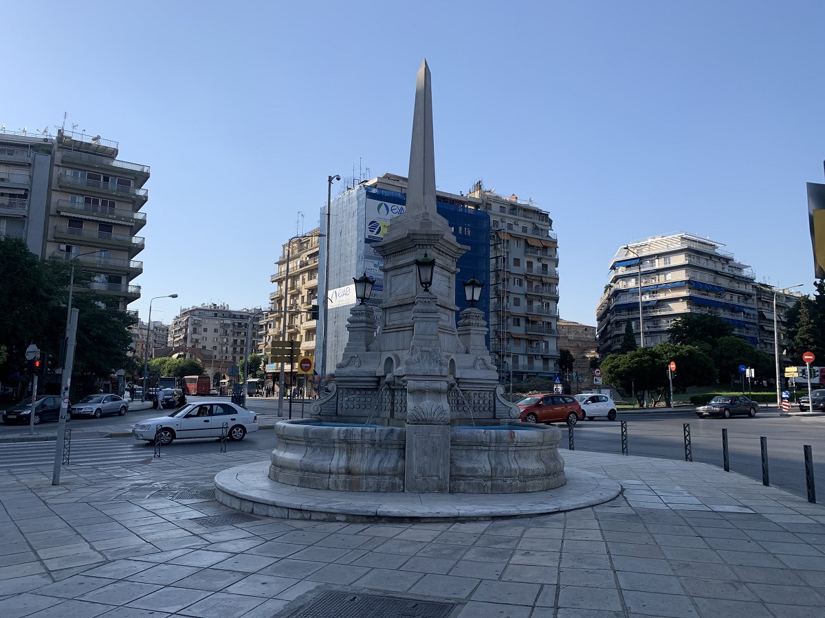 Ναυάγιο στην Πύλο: Κόκκινο το νερό στο σιντριβάνι στο κέντρο ...