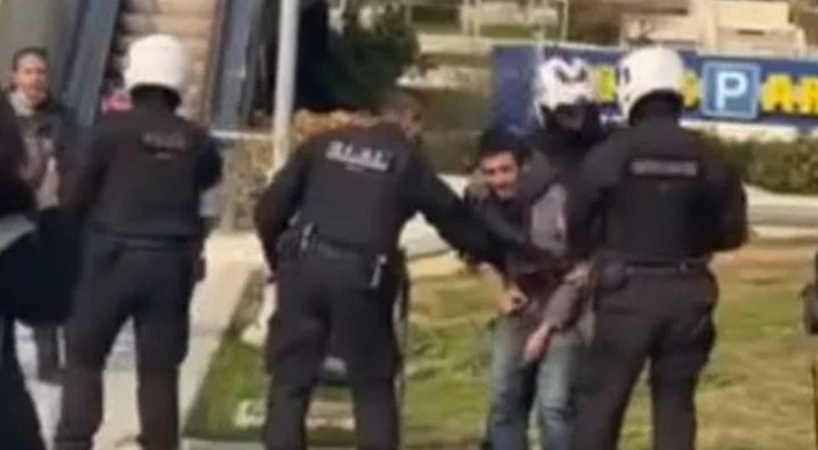 Ενοχοι οι δύο αστυνομικοί για τον ξυλοδαρμό του φοιτητή στη Νέα Σμύρνη ...