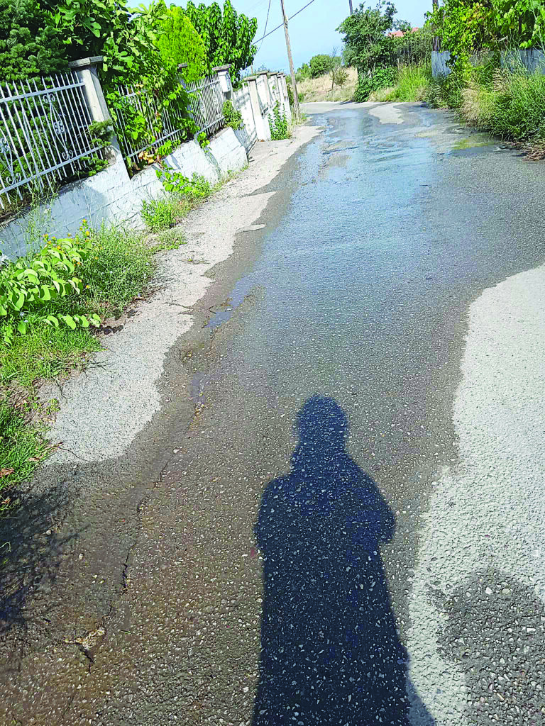Διαρροή σε σωλήνα στη Βούντενη - Σπατάλη νερού εδώ κι ένα τρίμηνο ...