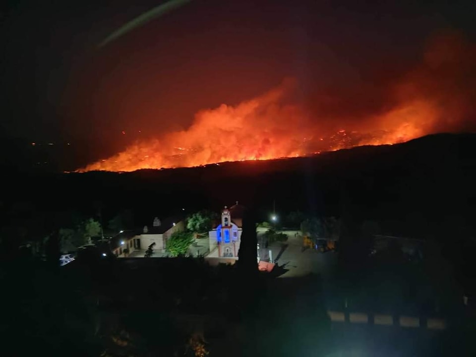 Φωτιά στην Ρόδο: Ολονύχτια μάχη με τις φλόγες – Ξεκίνησαν ξανά να ...