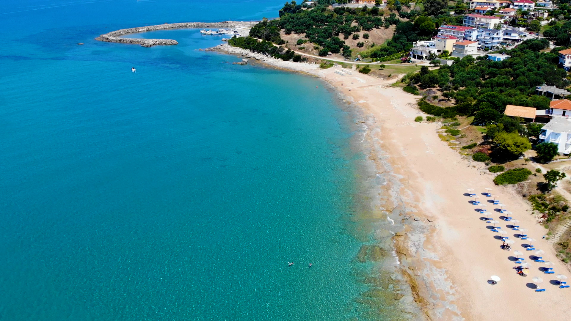 Λυγιά: Η ήρεμη παραλία με τα καταγάλανα και κρυστάλλινα νερά που πρέπει ...