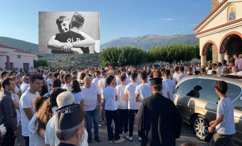 Στα λευκά η Ναύπακτος στο τελευταίο αντίο στον 17χρονο Μάριο που έχασε ...