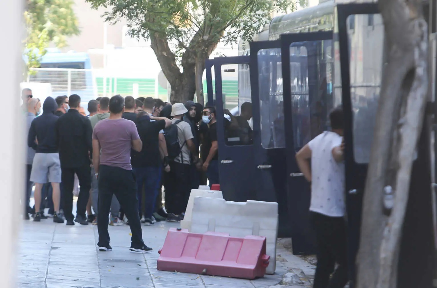 Νέα Φιλαδέλφεια: Στον Εισαγγελέα οι 94 συλληφθέντες για τα αιματηρά ...