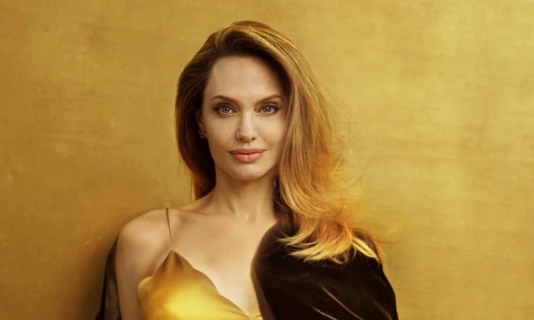 Angelina Jolie: «Ήμουν αρκετά σκοτεινή» – Η ζωή πριν και μετά τον Brad ...