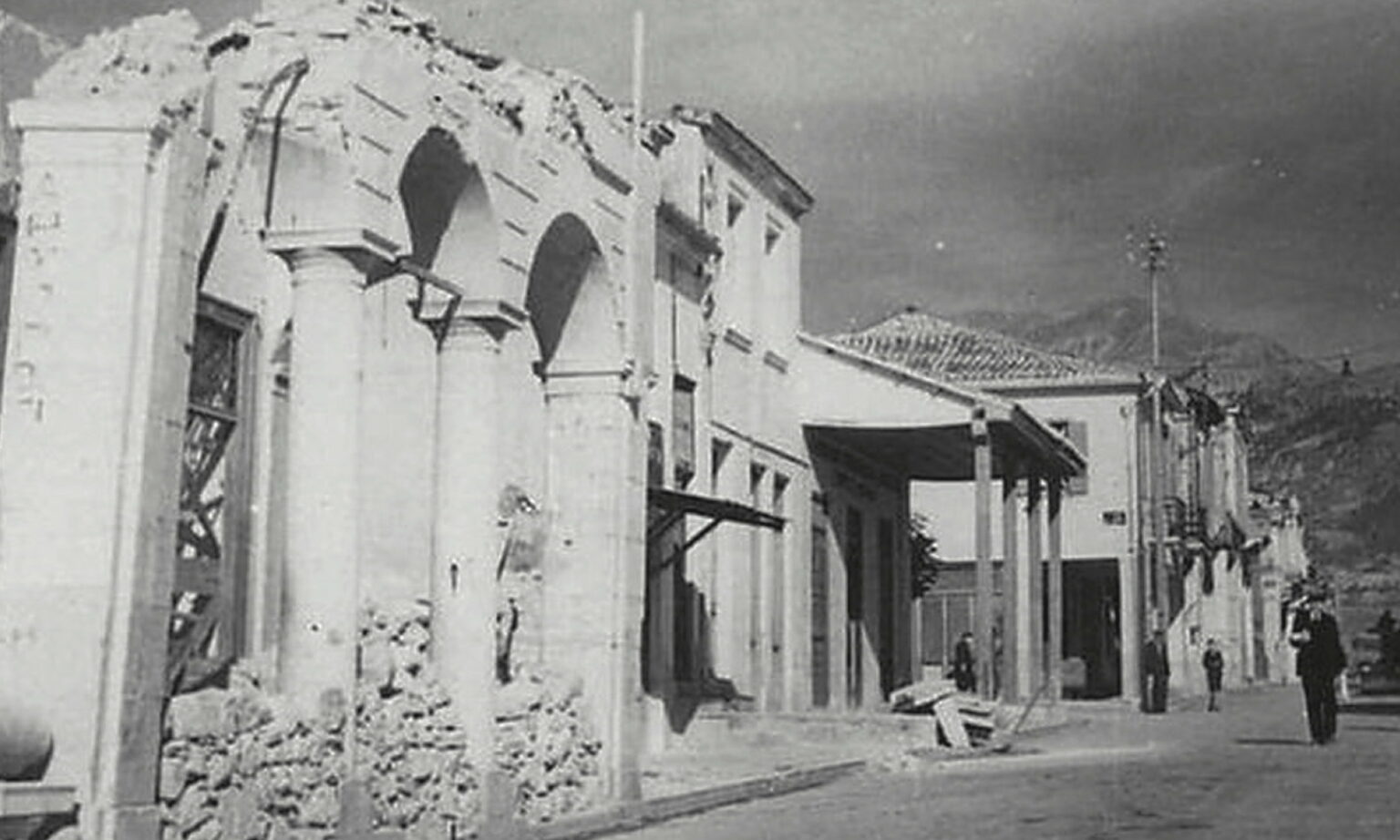 Πάτρα 1940: Οι πελαργοί που έφεραν τον θάνατο