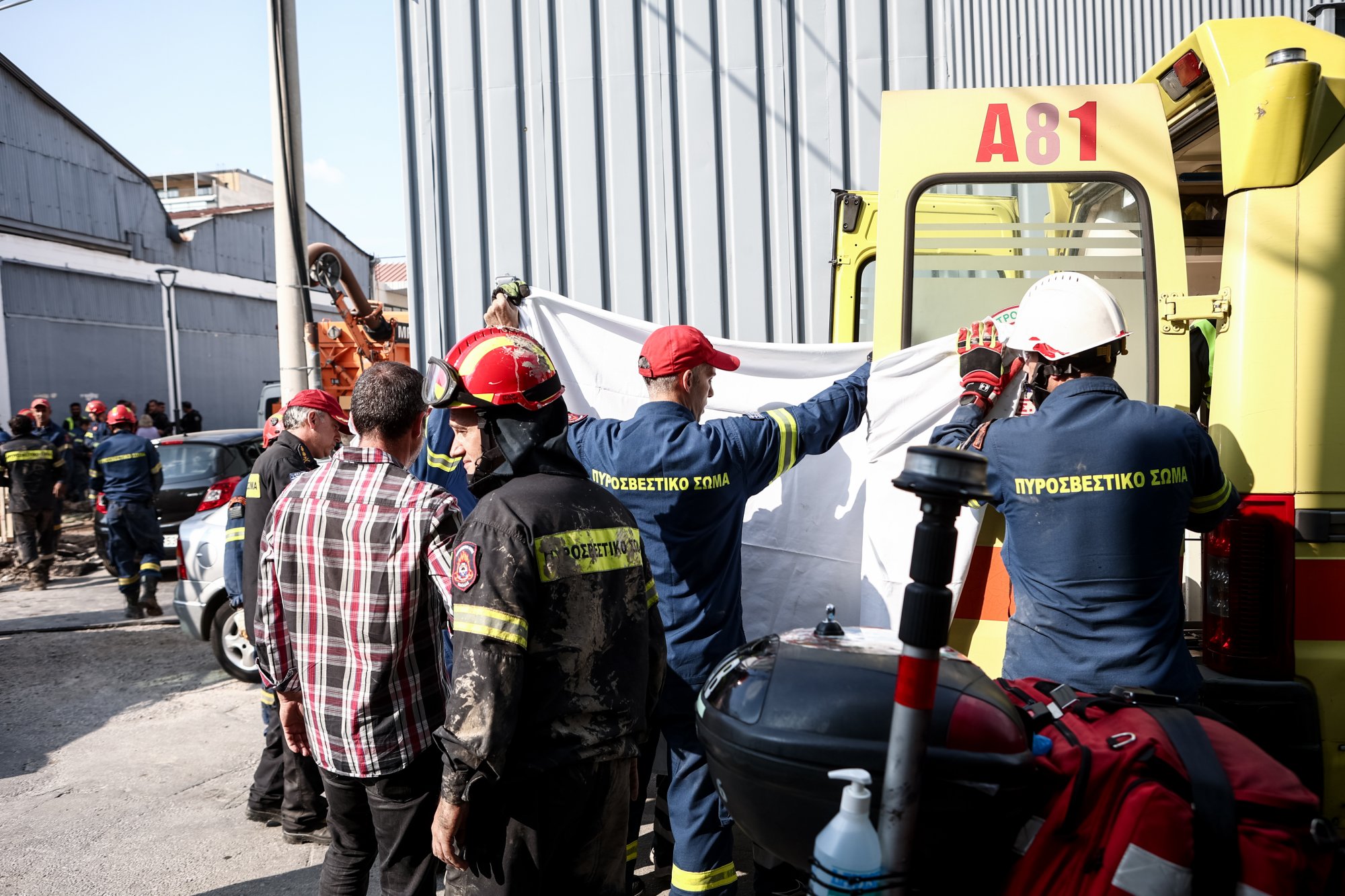 Πειραιάς: Πατέρας δύο παιδιών ο άνδρας που έχασε τη ζωή του στο φρεάτιο ...