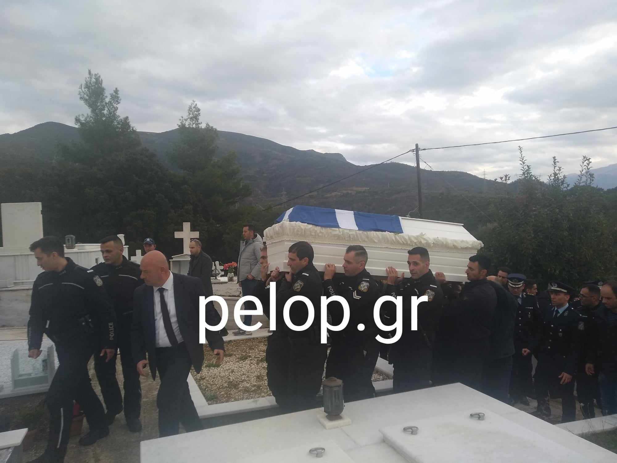 Πάτρα - Κηδεία Χρήστου Κουρουνιώτη: Οι στιγμές που «λύγισαν» και τους ...