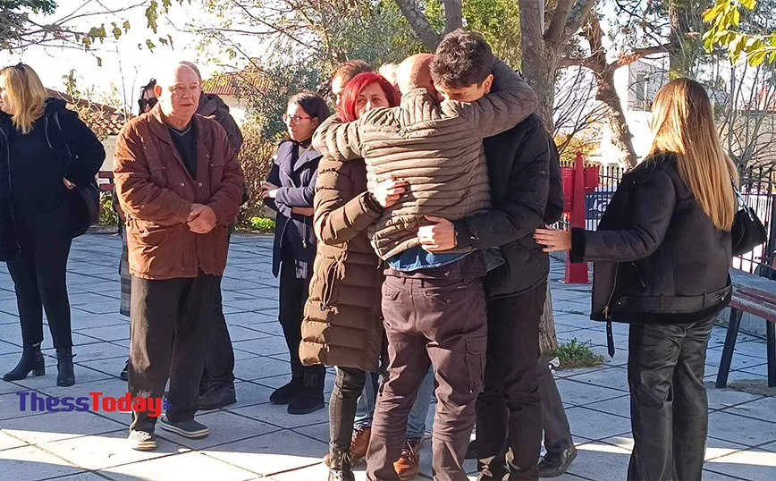 Θρήνος στην κηδεία της 50χρονης που κατασπαράχθηκε από σκυλιά ...
