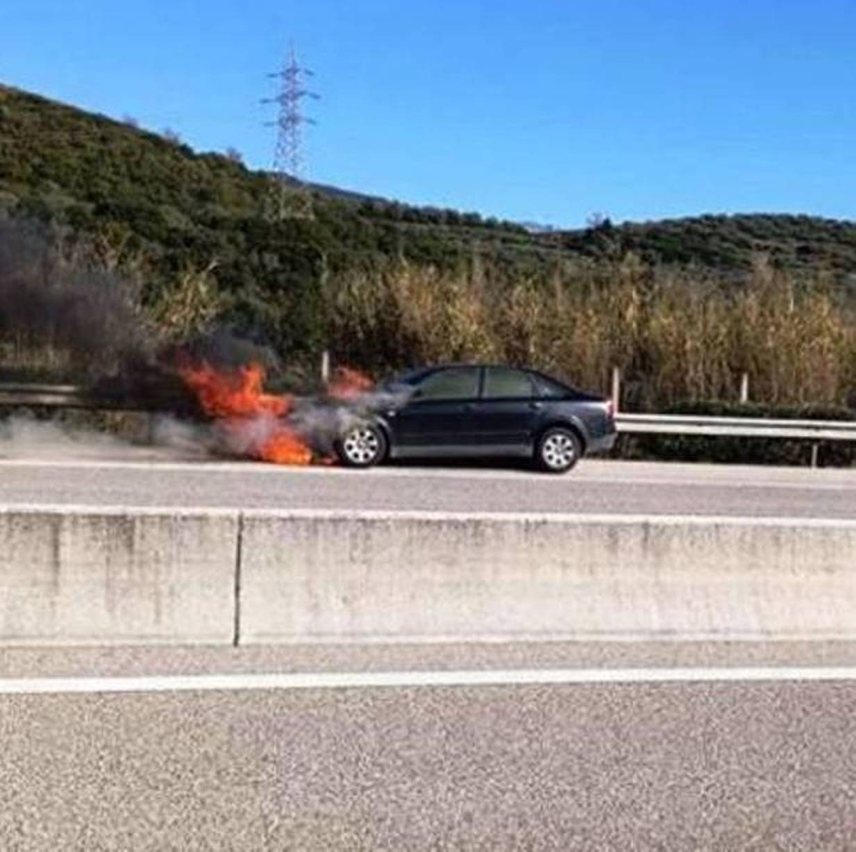 Φωτιά σε δυο αυτοκίνητα σε Πάτρα και Ιόνια Οδο | ΕΙΔΗΣΕΙΣ