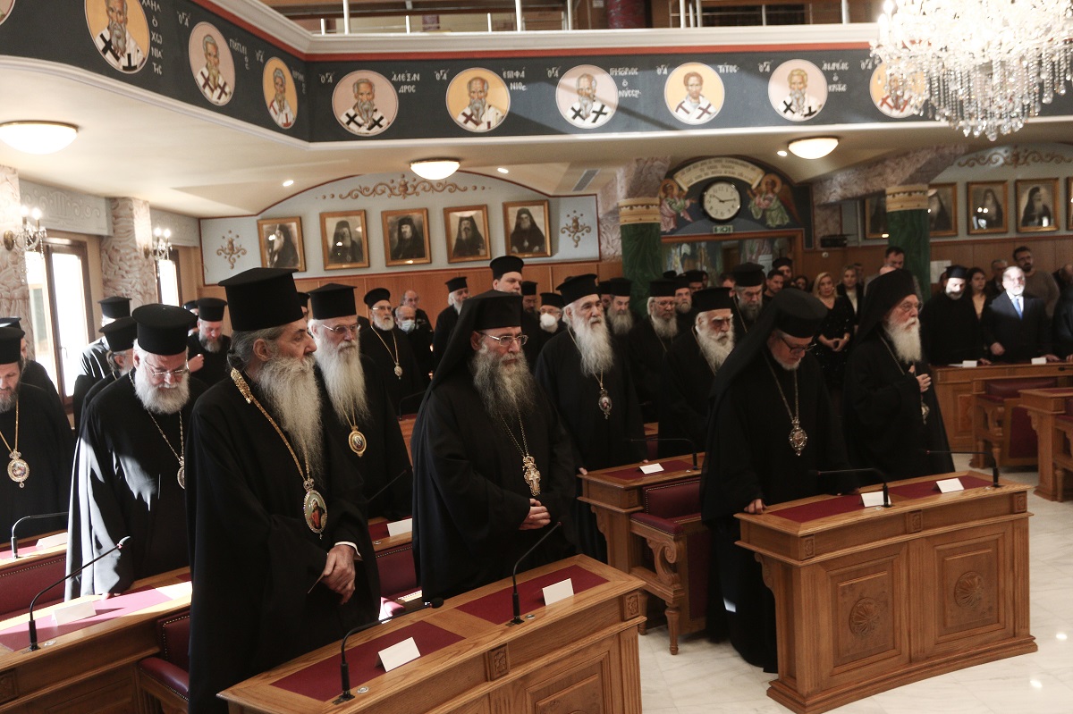 Ιερά Σύνοδος: «Προωθούν την κατάργηση πατρότητας και μητρότητας» – Η ...