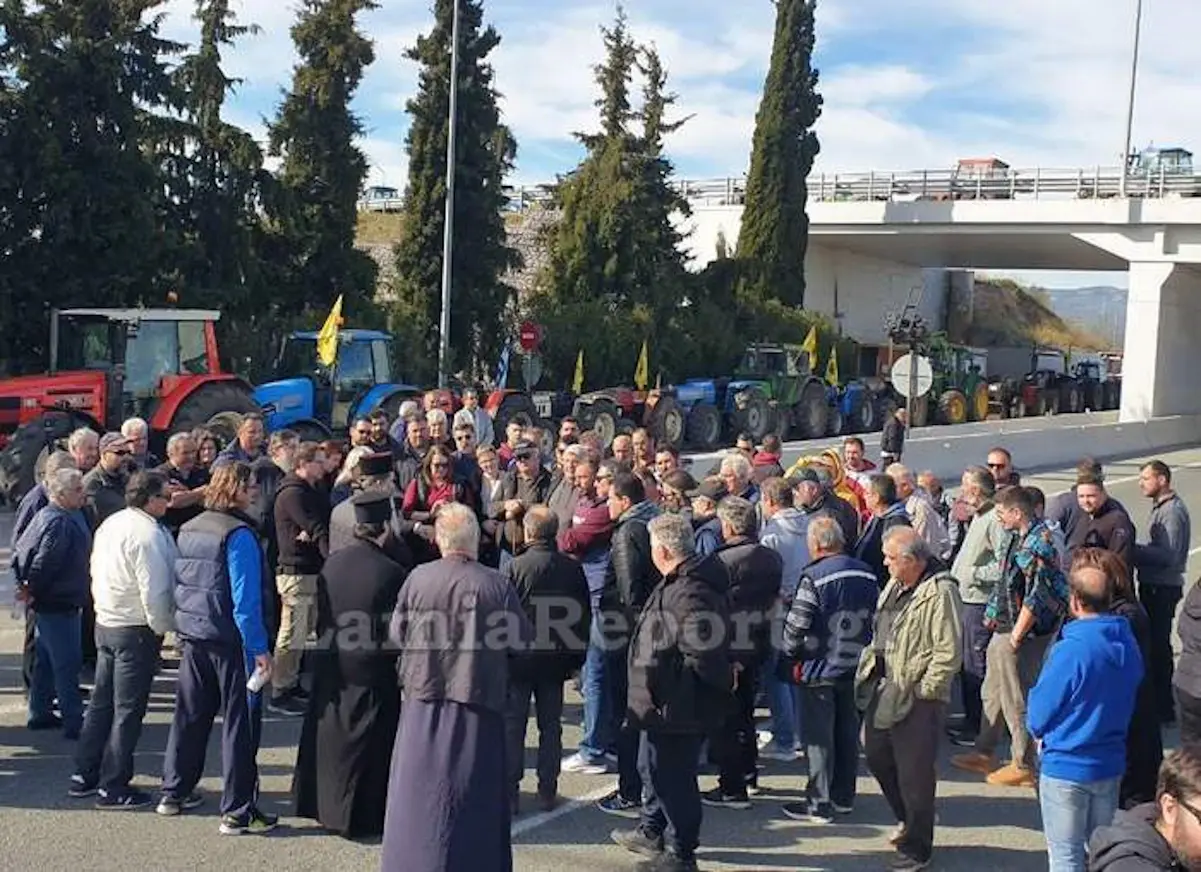 Αγρότες έκλεισαν την εθνική οδό Αθηνών – Λαμίας και στα δύο ρεύματα ...