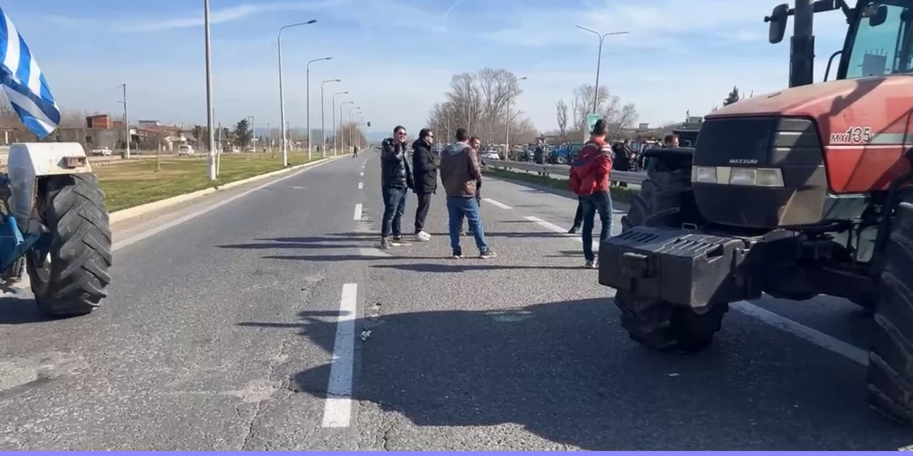 Αγρότες με τα τρακτέρ τους απέκλεισαν την Εθνική Οδό Θεσσαλονίκης ...