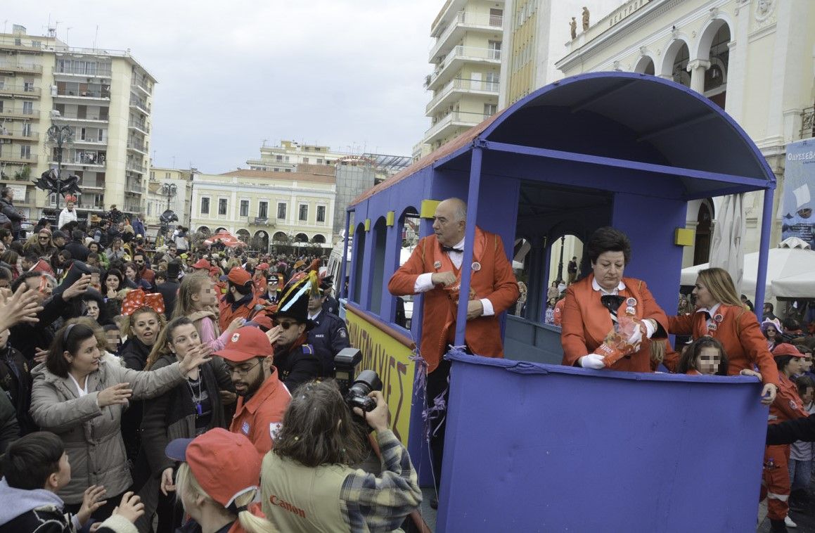 Πατρινό Καρναβάλι: Σοκολατοπόλεμος στην κορύφωση του καρναβαλικού ...