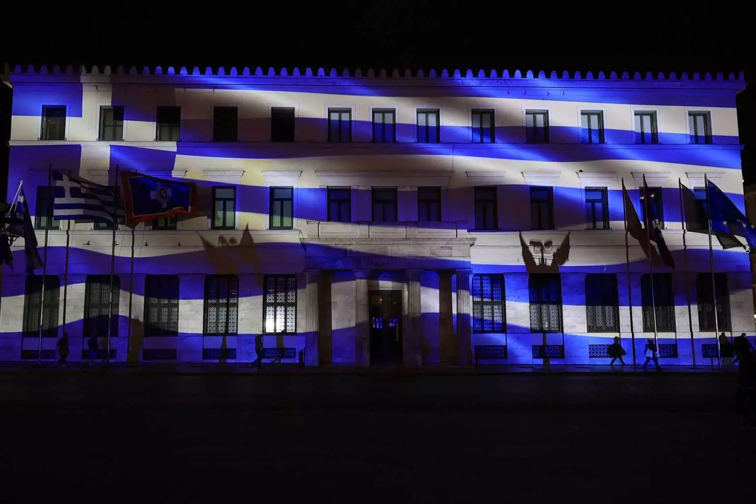 25η Μαρτίου: Στα μπλε φωταγωγήθηκε το δημαρχείο της Αθήνας – «Χρόνια ...