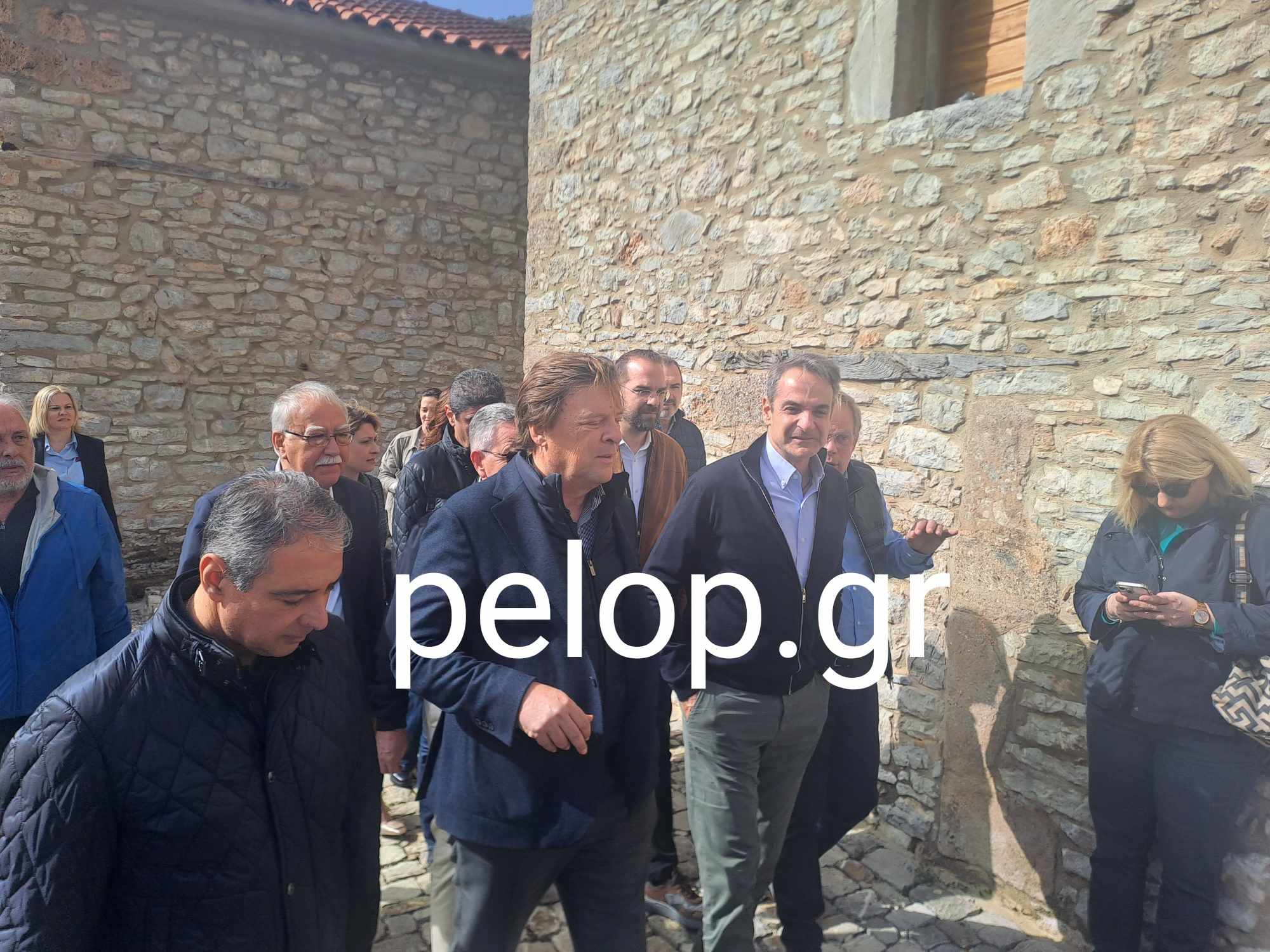 Η άφιξη Μητσοτάκη στα Καλάβρυτα - Ο θερμός εναγκαλισμός από τον Δήμαρχο ...